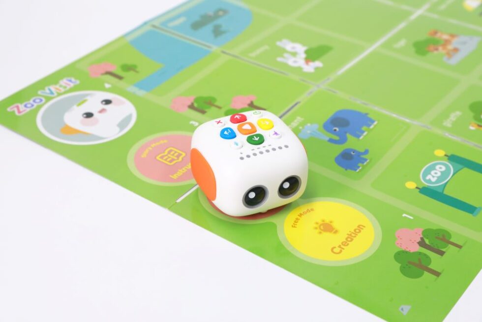 STEM Toy: Screenless Coding Sets for Creative Young Learners